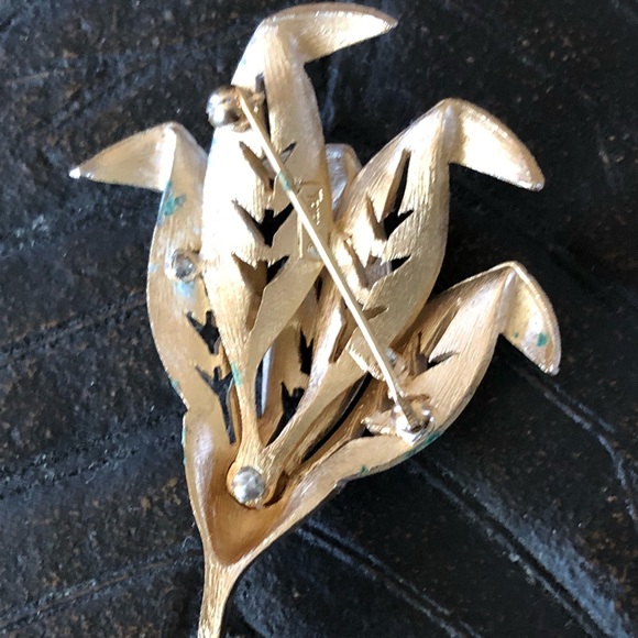 Crown Trifari | Jewelry | Vintage Crown Trifari White Enamel Flower ...